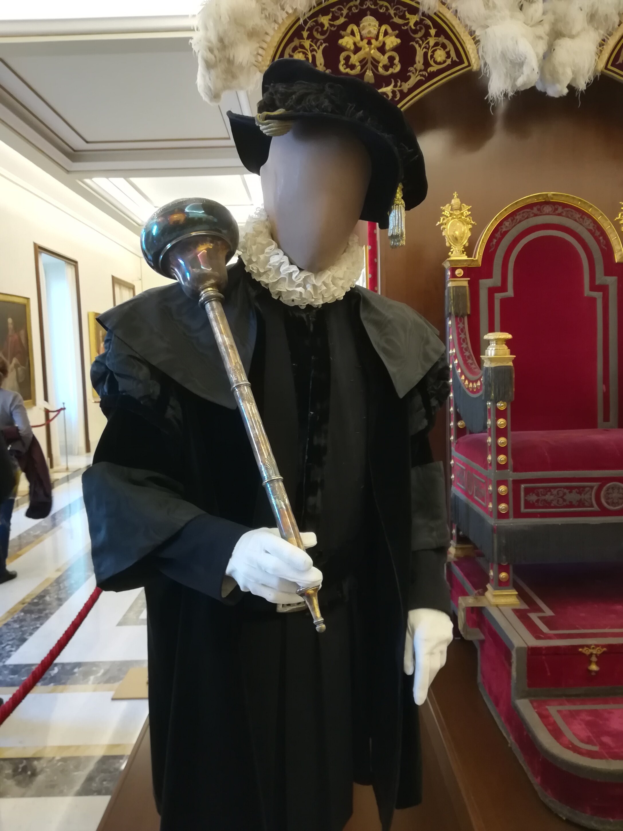 IL MAZZIERE PAPALE, STORIA NELLA CORTE PAPALINA