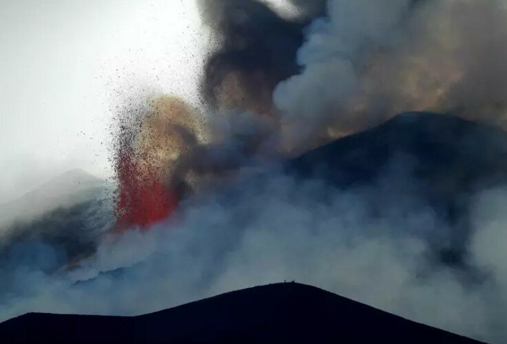 Fontane di lava alte 400 metri: vietato salire sull'Etna