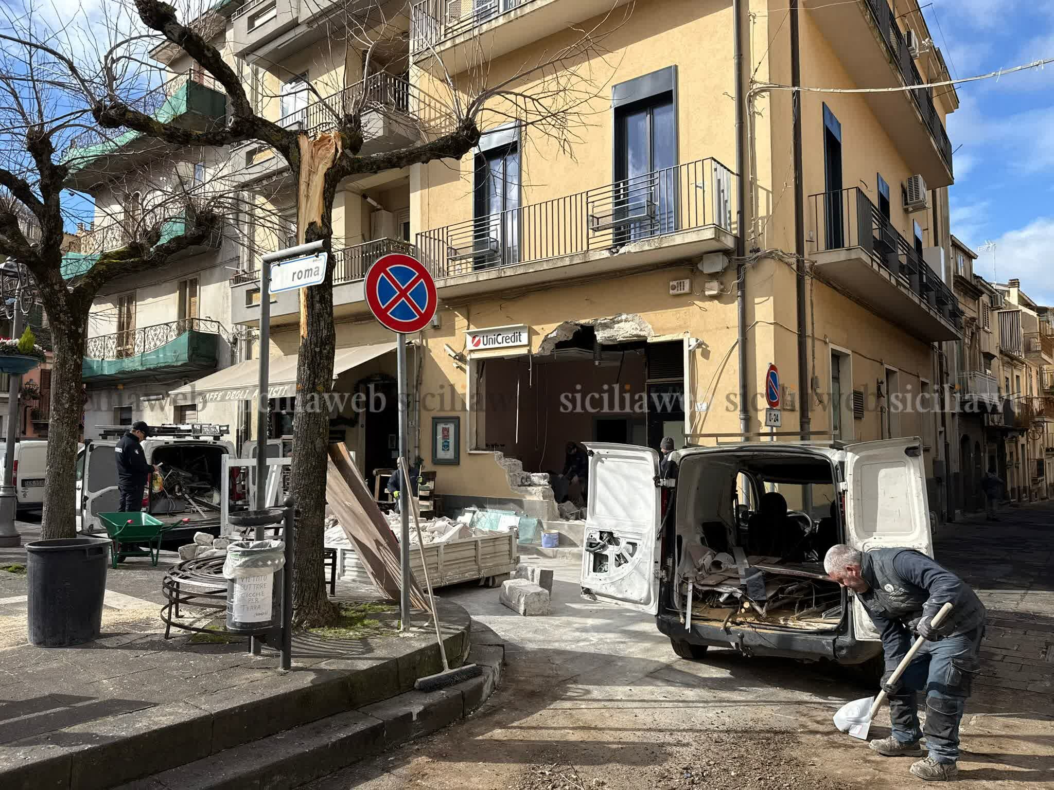 Assalto ai bancomat: due colpi nella notte